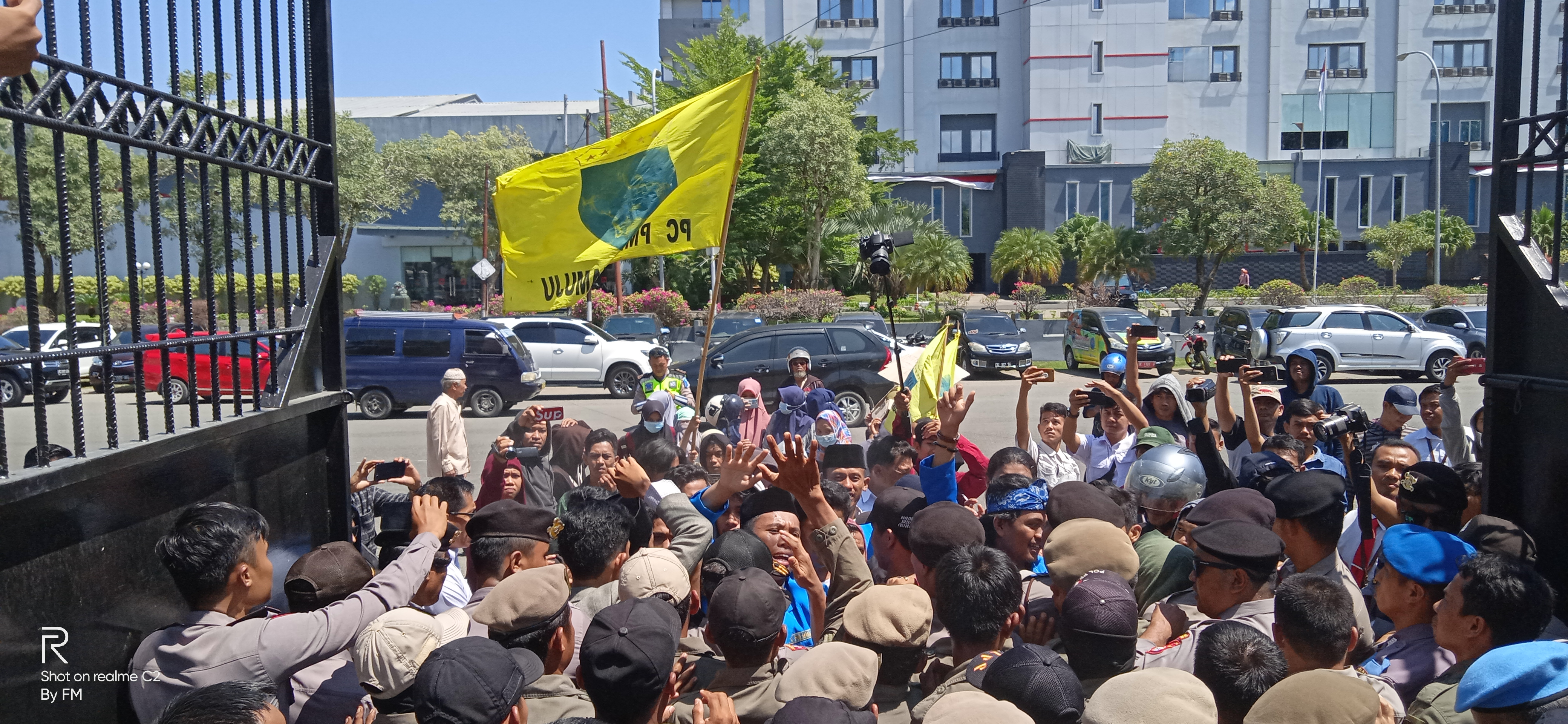 Demo PMII Warnai Pelantikan Anggota DPRD Mamuju – Tayang9